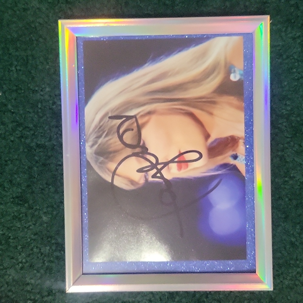 Taylor Swift Autographed Photo - Gem